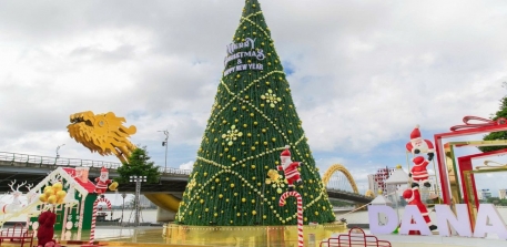Da Nang Christmas Festival – 20-Meter Christmas Tree and Unique New ...