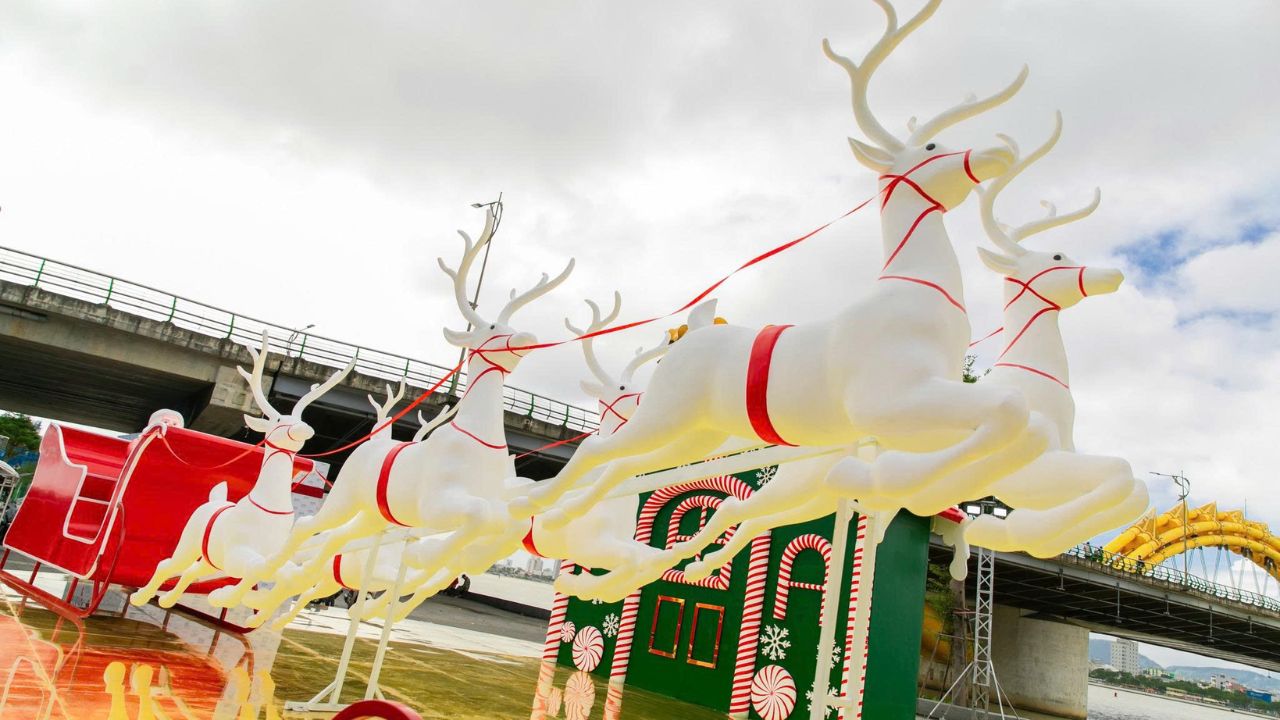 Da Nang Christmas Festival – 20-Meter Christmas Tree and Unique New ...